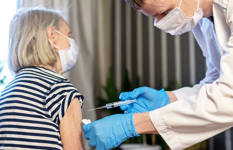 Άνοιξε η πλατφόρμα εμβολιασμού για την ομάδα των 65-69 ετών - All About ...